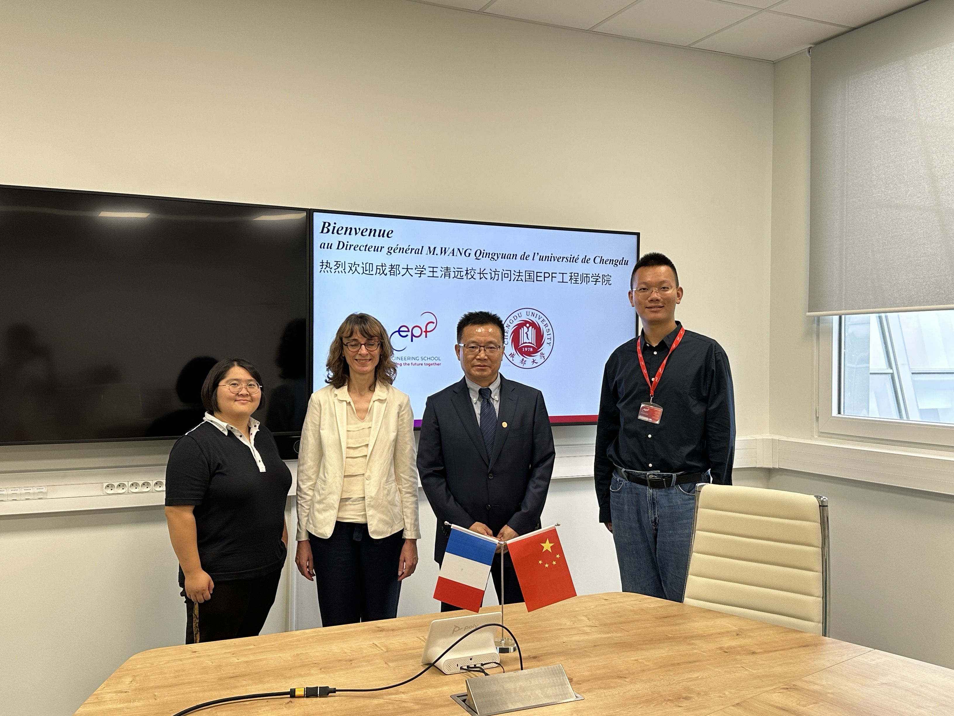 Visite de M. Wang, Directeur général de l'université de Chengdu sur le ...